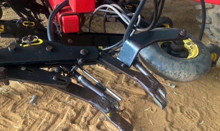 RedMac Ag Services » Seed Hawk Rig -SH7212 Bar & 17.5C Cart