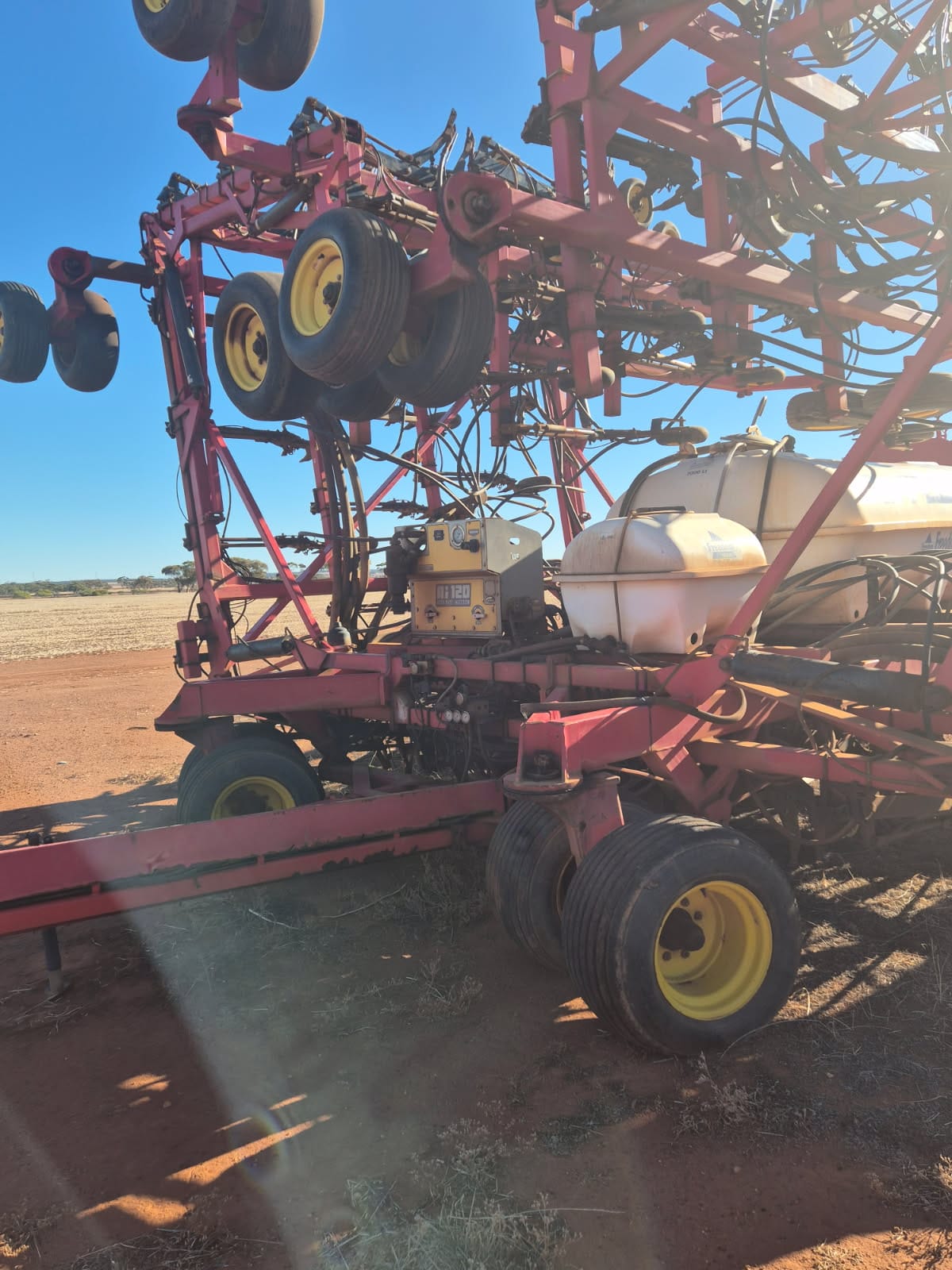 RedMac Ag Services » Seed Hawk Rig -SH7212 Bar & 17.5C Cart